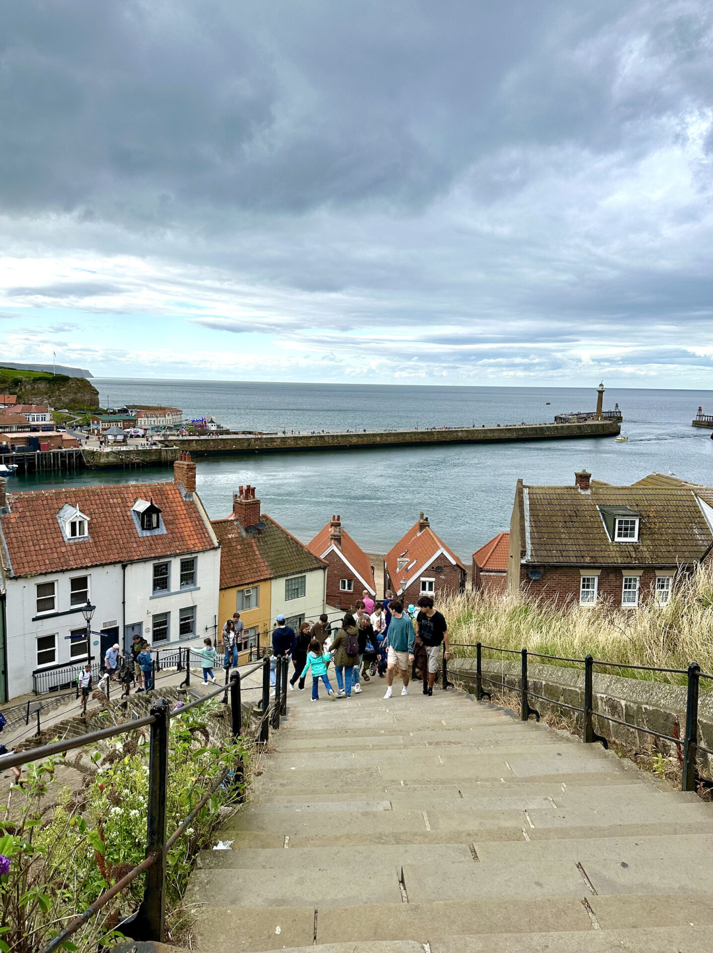 Visiter Whitby en Angleterre : Entre village emblématique de pêcheurs ...
